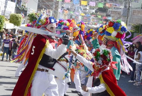 El Paseo del Pendón: una fiesta que raya en la anarquía - RegeneraciónMX