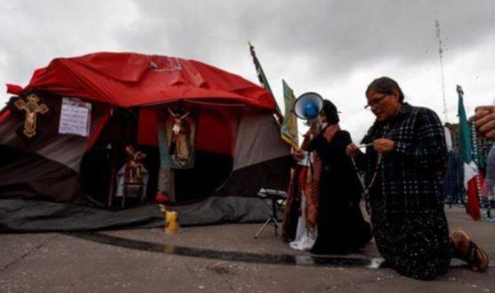 Integrantes de FRENAA rezan para ‘salvar a la patria’