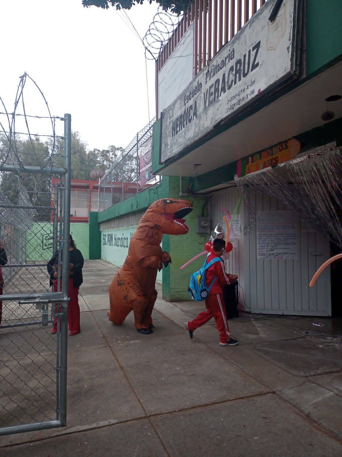 ¡Así sí regresamos! Maestro se disfraza de botarga de dinosaurio para ...
