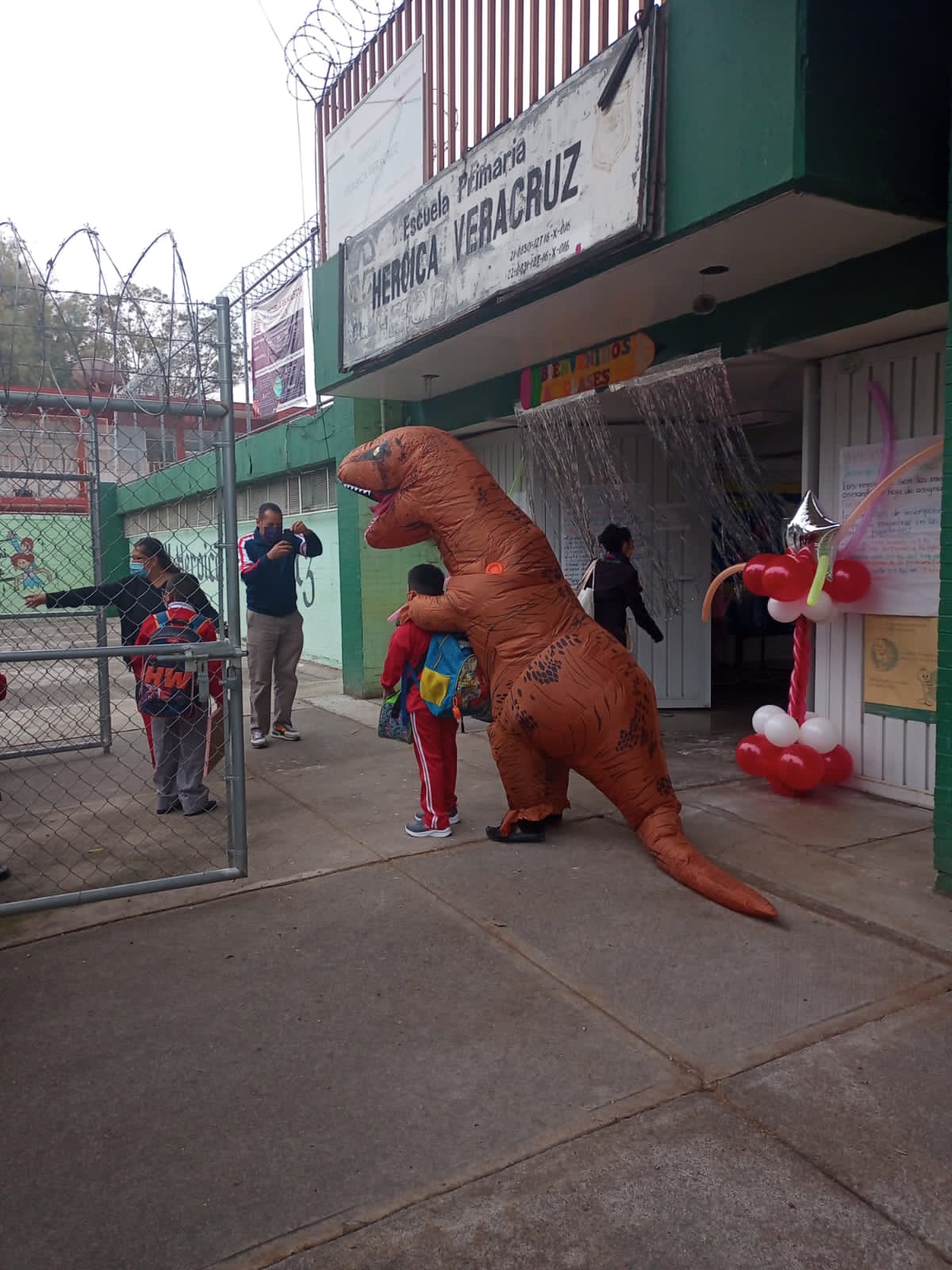 ¡Así sí regresamos! Maestro se disfraza de botarga de dinosaurio para ...