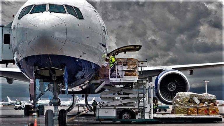 Festejan primer vuelo de carga que llega al aeropuerto Felipe Ángeles